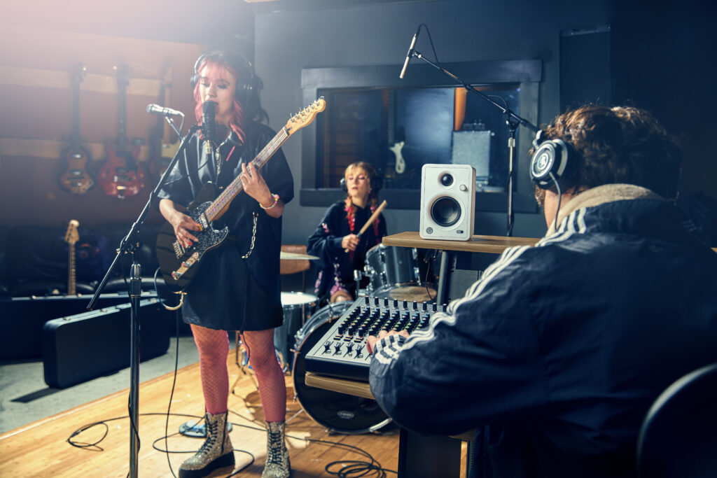 Mackie - Source Distribution